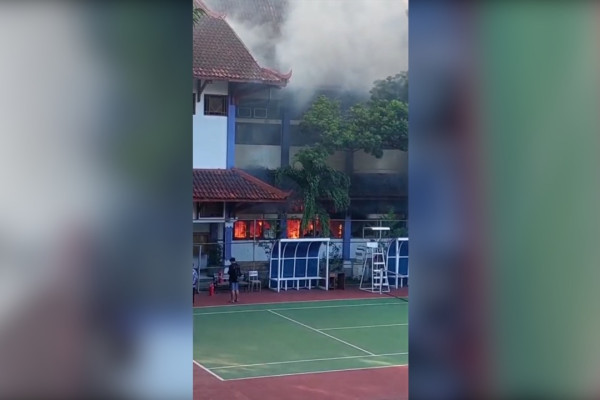 Gedung A FKIP UNS Solo kebakaran, 13 unit pemadam diterjunkan - ANTARA News