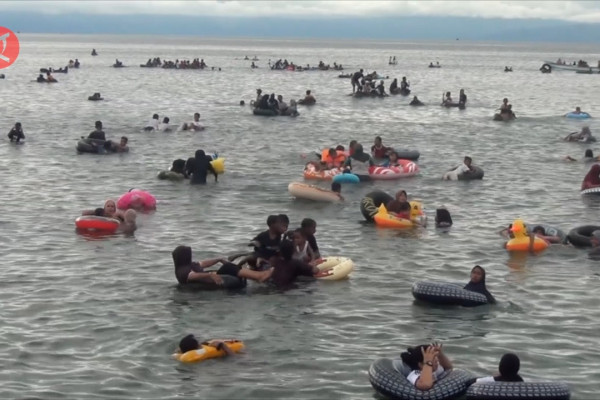 Ribuan warga Maluku ikuti tradisi Mandi Safar di Pantai Hitu - ANTARA News