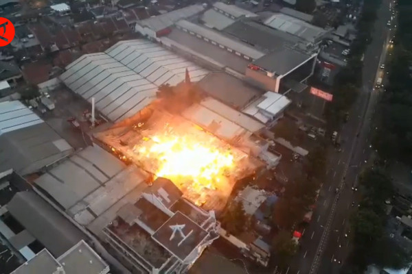 17 unit mobil pemadam dikerahkan atasi kebakaran pabrik triplek - ANTARA News