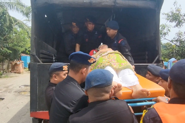 Brimob evakuasi korban banjir dengan serangan jantung ke rumah sakit ...