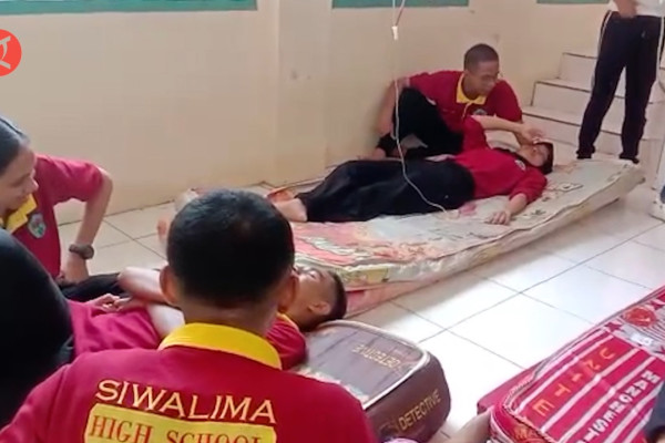 Diduga keracunan, Puluhan siswa SMA Siwalima Ambon dilarikan ke RS - ANTARA News