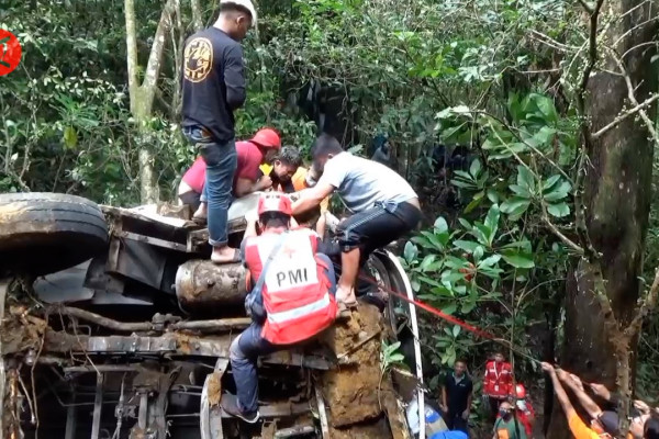 Bus pariwisata terjun ke jurang, 7 orang meninggal dunia - ANTARA News
