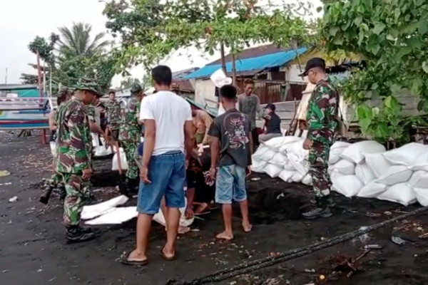 Air laut naik, BPBD Halut bangun talud penahan ombak di Pantai Tobelo ...