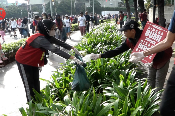Aksi pungut sampah warga DKI dukung Hari Bersih Indonesia - ANTARA News