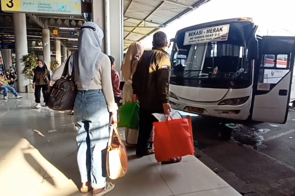 Terminal Terpadu Merak dipadati penumpang arus balik asal Sumatera ...