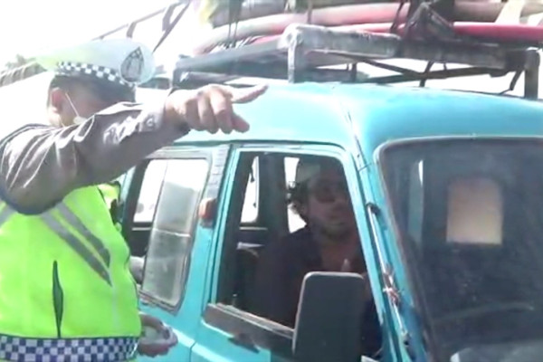 Langgar lalu lintas, bule kendarai angkot dideportasi - ANTARA News