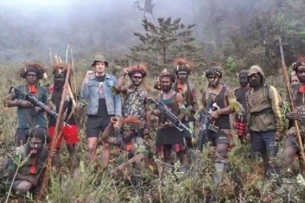 KKB ancam segera tembak mati pilot Susi Air, ini respon Kapolda Papua - ANTARA News