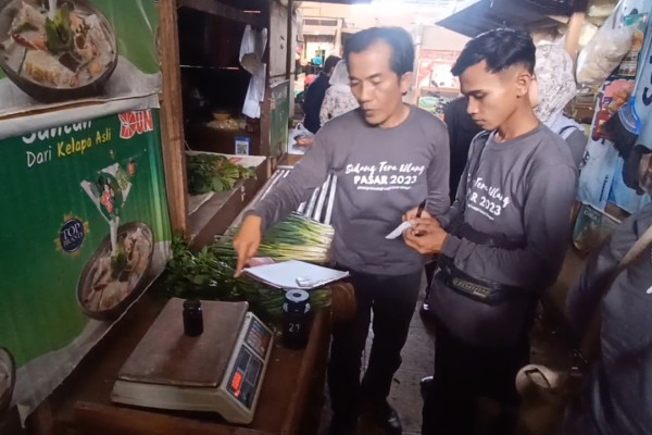 Cegah curang, timbangan para pedagang pasar di Cilegon ditera ulang ...