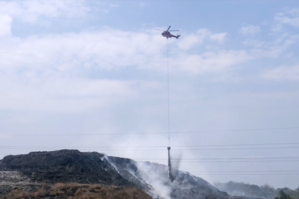 Pemkot Solo tangani kebakaran TPA Putri Cempo dengan "water bombing" - ANTARA News
