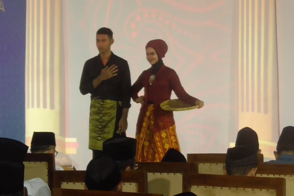 Santri Jatim lestarikan tradisi busana sarung nusantara - ANTARA News