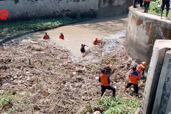 Cegah banjir, BPBD Madiun bersihkan sampah di Sungai Kali Sono - ANTARA News