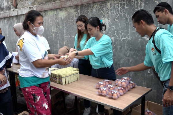 Relawan Prabowo-Gibran bagikan 250 telur dan susu di Kampung Makassar - ANTARA News