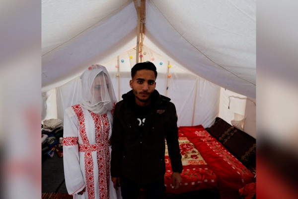 Pasangan kekasih asal Gaza gelar pernikahan di tenda pengungsian Rafah ...