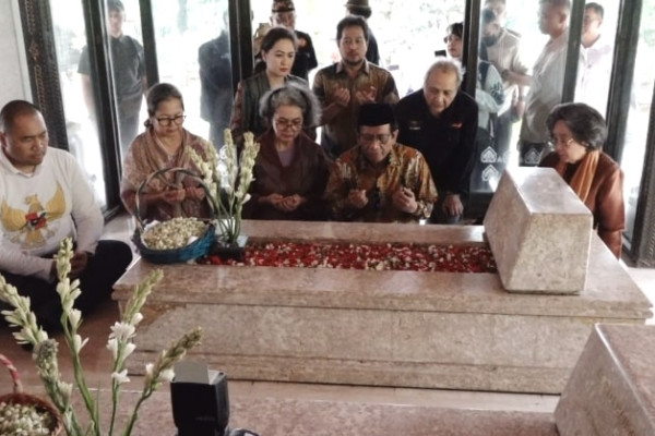 Awali hari pertama kerja 2024, Mahfud MD ziarah ke makam Bung Hatta ...