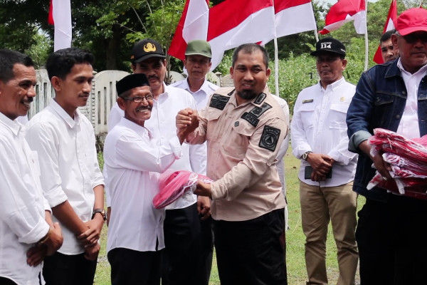 Aceh Besar semarakkan gerakan pembagian 10 juta bendera Merah Putih - ANTARA News