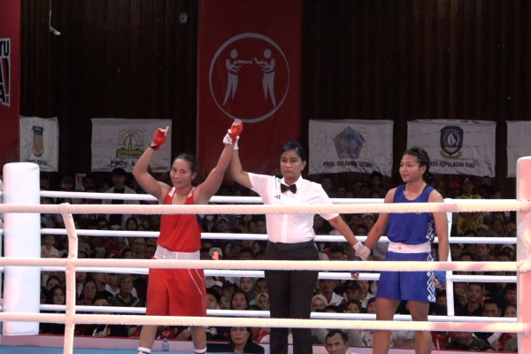 Atlet tinju Aldriani berjaya, raih emas kelas 50-52 kg di PON XXI ...