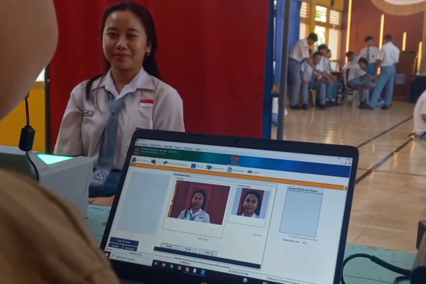Dispendukcapil keliling SMA di Kabupaten Madiun rekam data E-KTP ...