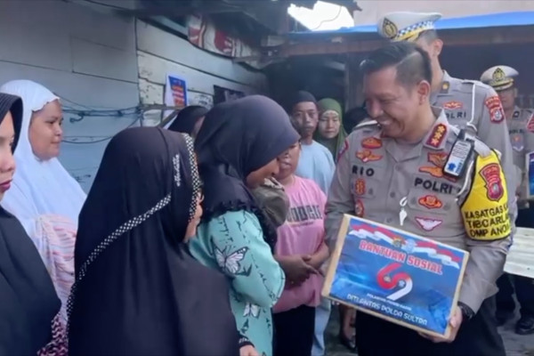 Ditlantas Polda Sultra salurkan 8.000 paket sembako dan air bersih - ANTARA News