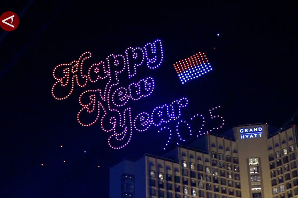 Atraksi drone dan kembang api ramaikan malam tahun baru di Bundaran HI - ANTARA News