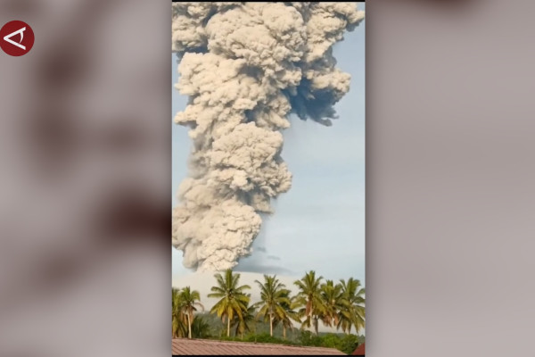 Gunung Ibu kembali semburkan abu vulkanik setinggi 4.000 meter - ANTARA News