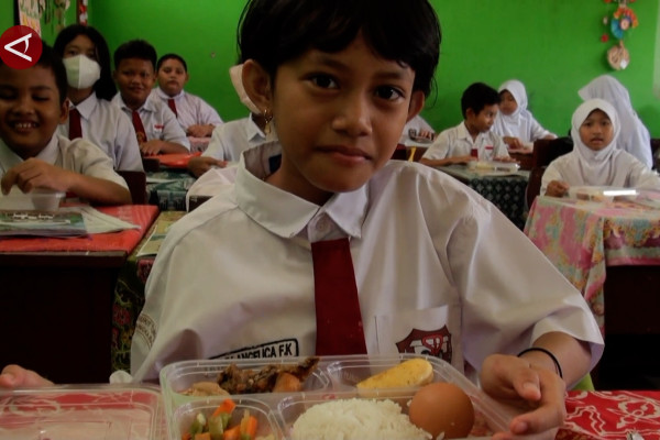 Makan bergizi gratis perdana di Palangka Raya sasar tiga ribu siswa - ANTARA News