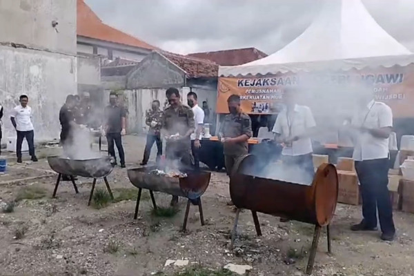 Kejari Ngawi musnahkan rokok ilegal yang rugikan negara Rp1,4 Miliar - ANTARA News