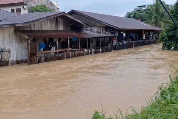 Hujan lebat merata picu banjir hingga genangi permukiman di Balikpapan - ANTARA News