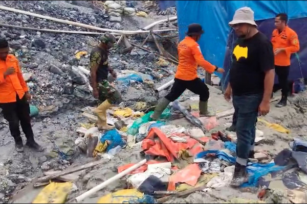 Pencarian korban tertimbun longsor tambang ilegal di Gunung Botak - ANTARA News