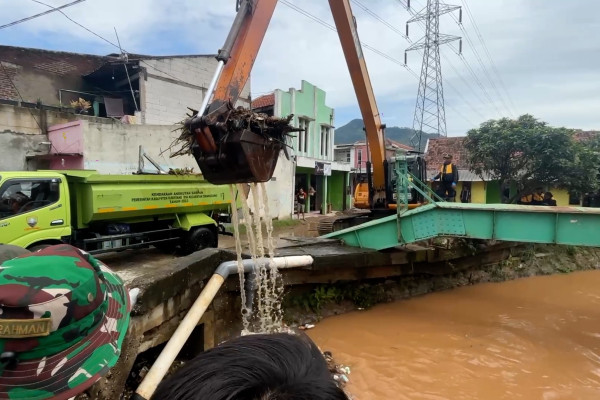 Turunkan dua alat berat, Pemprov Jabar normalisasi sungai Cimande - ANTARA News