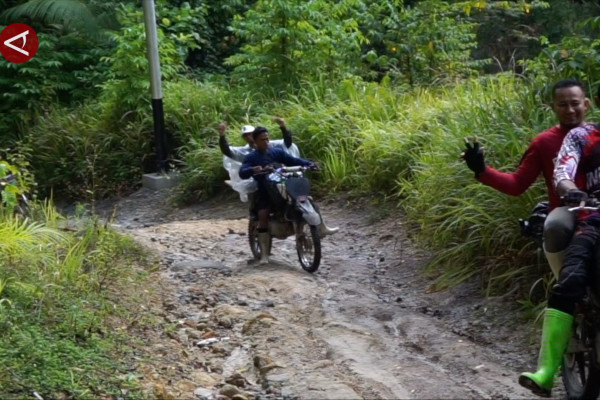 Lewati hutan dan lumpur, BI sapa warga Pinogu dengan edukasi rupiah ...