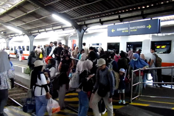 KAI Daop 9 kebanjiran penumpang saat libur Idul Adha - ANTARA News