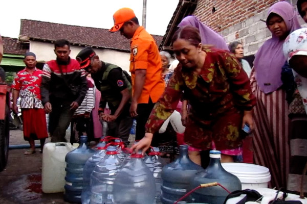 BPBD salurkan air bersih ke pemukiman warga terdampak banjir Jember - ANTARA News