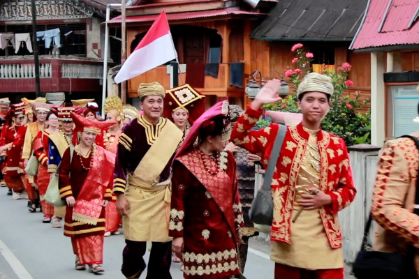 Parade baju adat Minangkabau di Solok Selatan meriahkan HUT Ke-80 RI ...