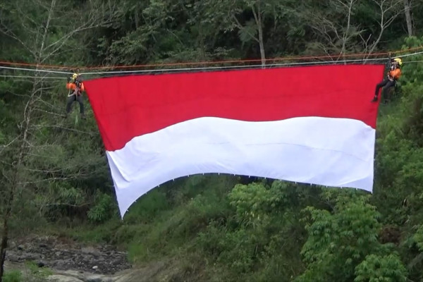 SAR DIY kibarkan bendera Merah Putih raksasa di kaki Gunung Merapi - ANTARA News
