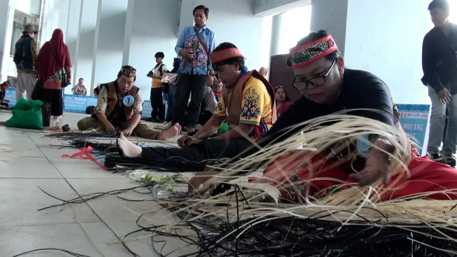 Tradisi anyaman rotan Dayak diangkat lewat kompetisi di Palangka Raya ...