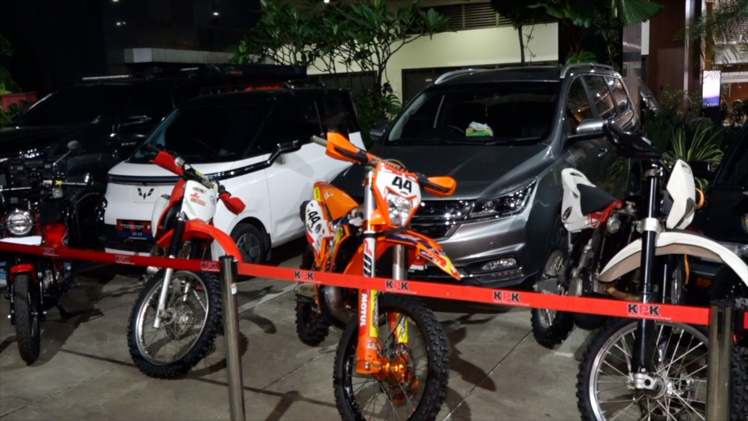 KPK sita barang bukti OTT kantor imigrasi Jakarta Barat - ANTARA News