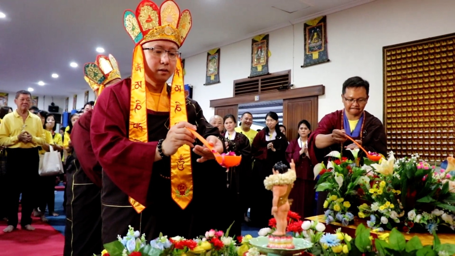 Ritual memandikan patung Buddha sebagai simbol pembersihan diri ...