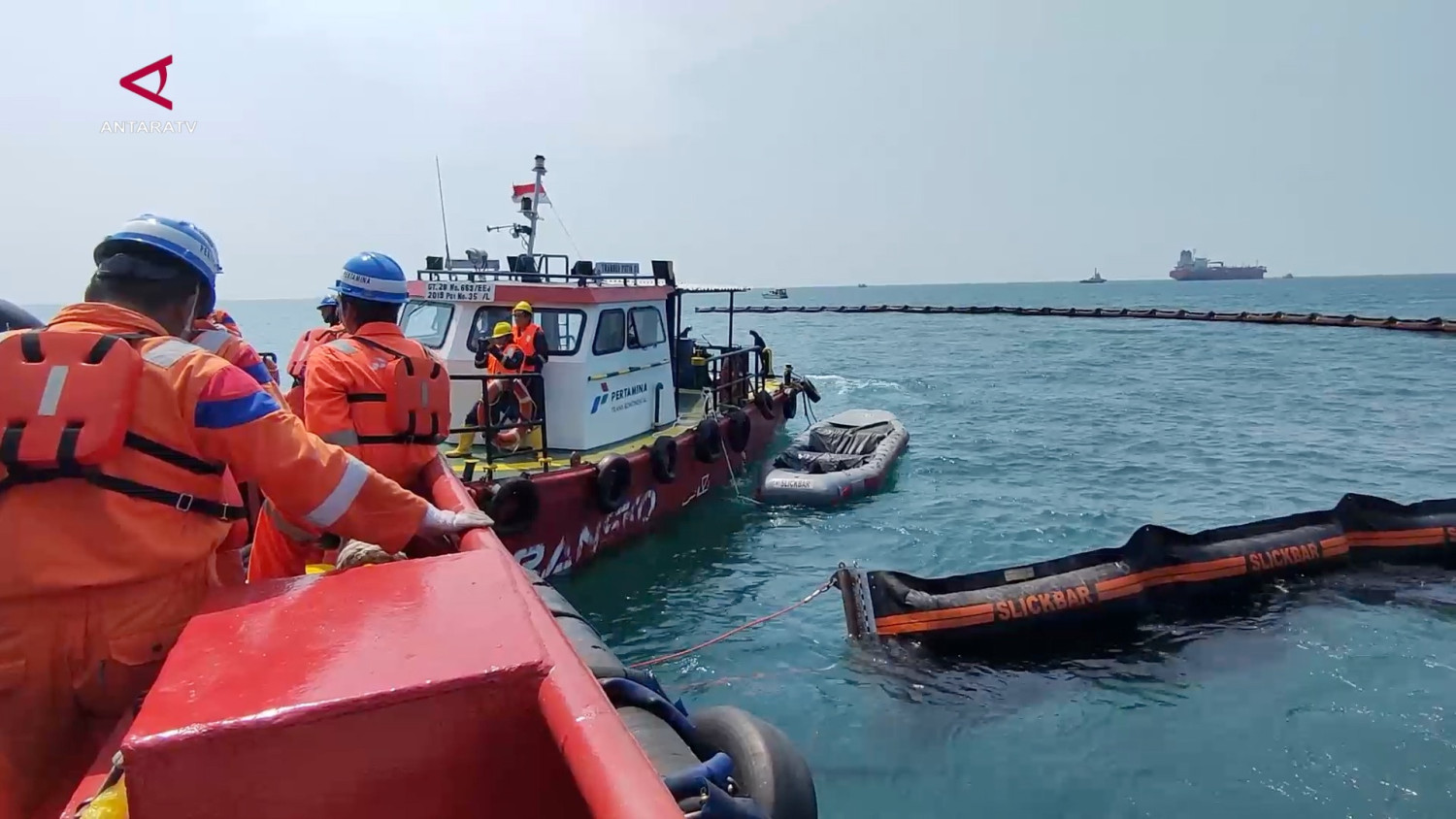 Simulasi penanganan darurat antisipasi kebocoran pipa BBM di laut ...