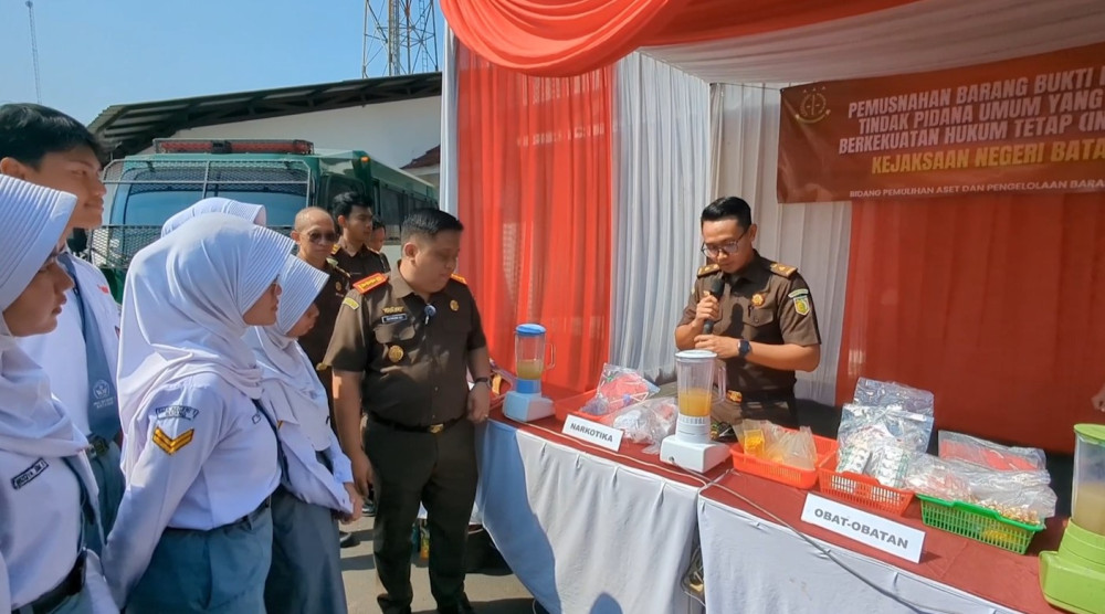 Pelajar Batang diajak saksikan pemusnahan barang bukti kejahatan ...